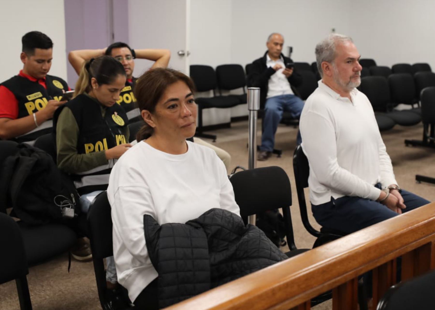 Sada Goray y Mauricio Fernandini pasaron la noche en la carceleta del Poder Judicial - Identidad.tv